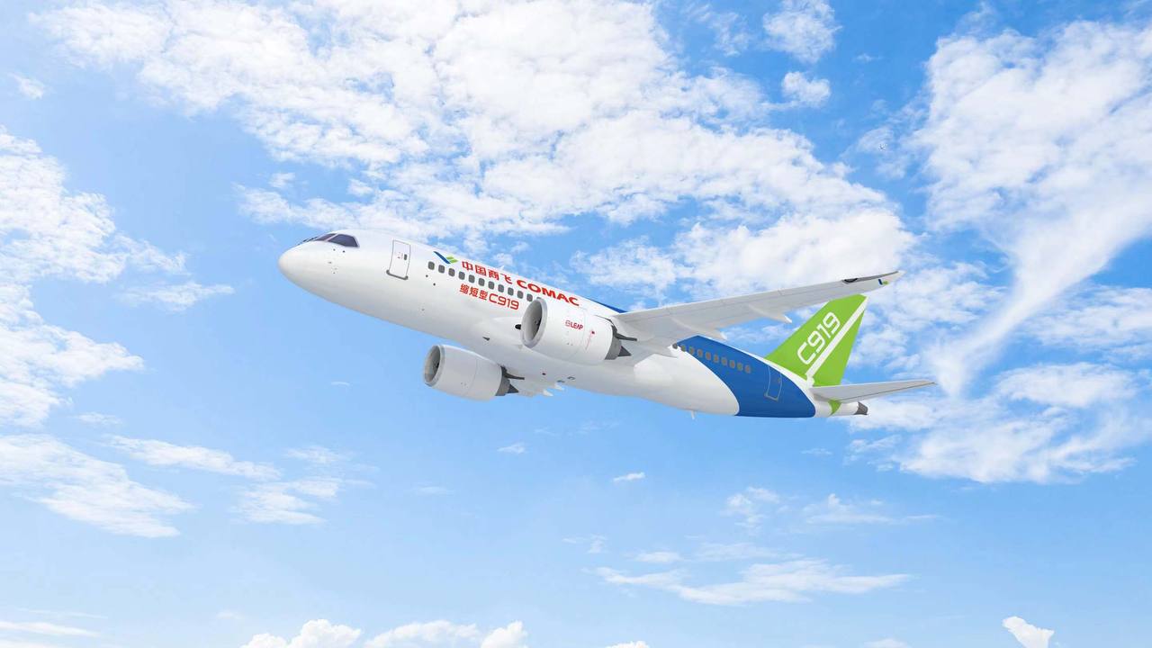Китай представил два новых варианта самолета C919