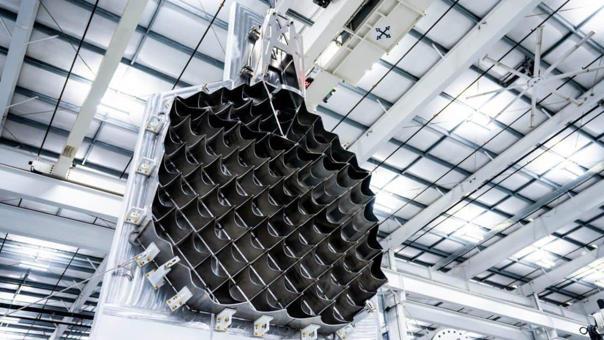 SpaceX показала первый решетчатый стабилизатор для нового поколения ...
